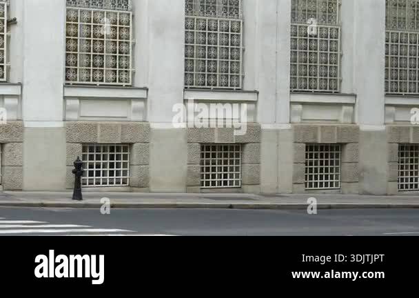 Two white horses pulling carriage on winter street with classic Vienna ...