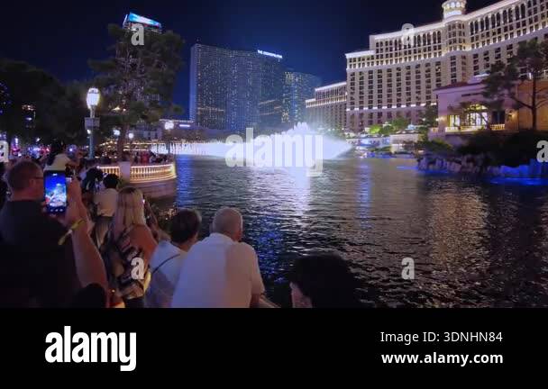 Beautiful view of Bellagio fountains show on Bellagio hotel casino lake ...