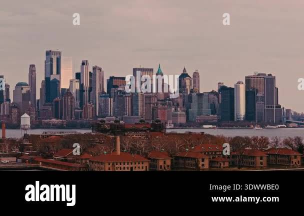 Manhattan panorama at golden hour in New York. Manhattan skyline ...