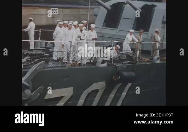 CANADA - 1959 - Sailors onboard the USS Haynsworth (DD-700) attach line ...