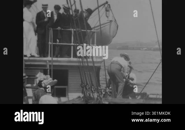 HUDSON RIVER - 1905 - Crewmen assisting ladies in boarding the SS ...