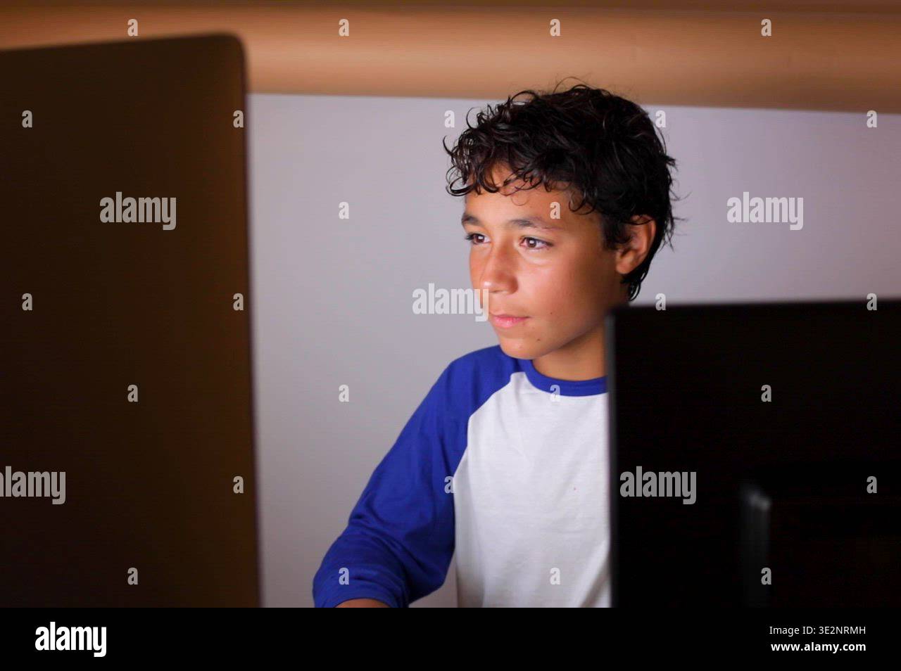 TEENAGER using computer Stock Video Footage - Alamy
