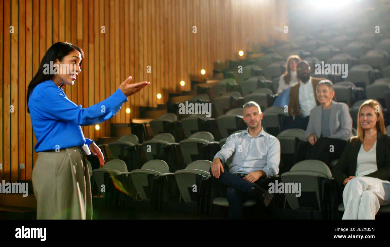 Guest applause Stock Videos & Footage - HD and 4K Video Clips - Alamy