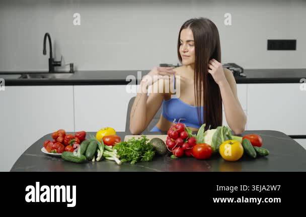 Nutritionist woman presenting fresh vegetables for a healthy diet Stock ...