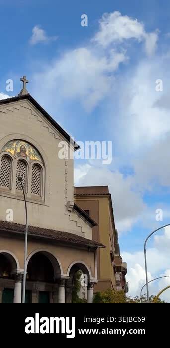 Video collection of Rome streets, historic buildings, roads and cars ...