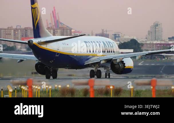 VALENCIA, SPAIN - APRIL 3, 2026: Ryanair Boeing 737 taxiing toward ...
