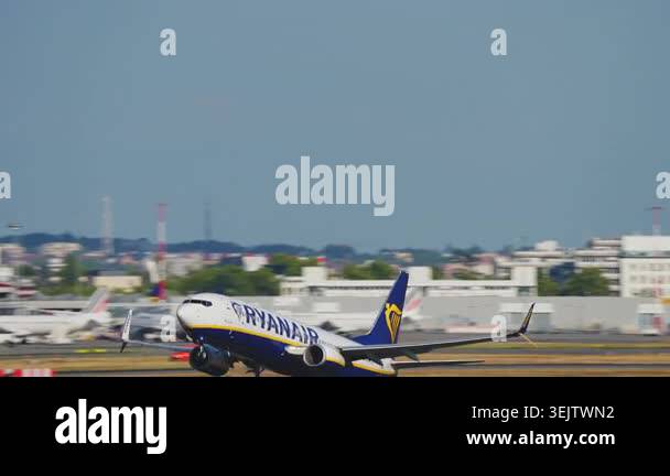 TOULOUSE, FRANCE - MAY 25, 2026: Ryanair Boeing 737 departing Toulouse ...