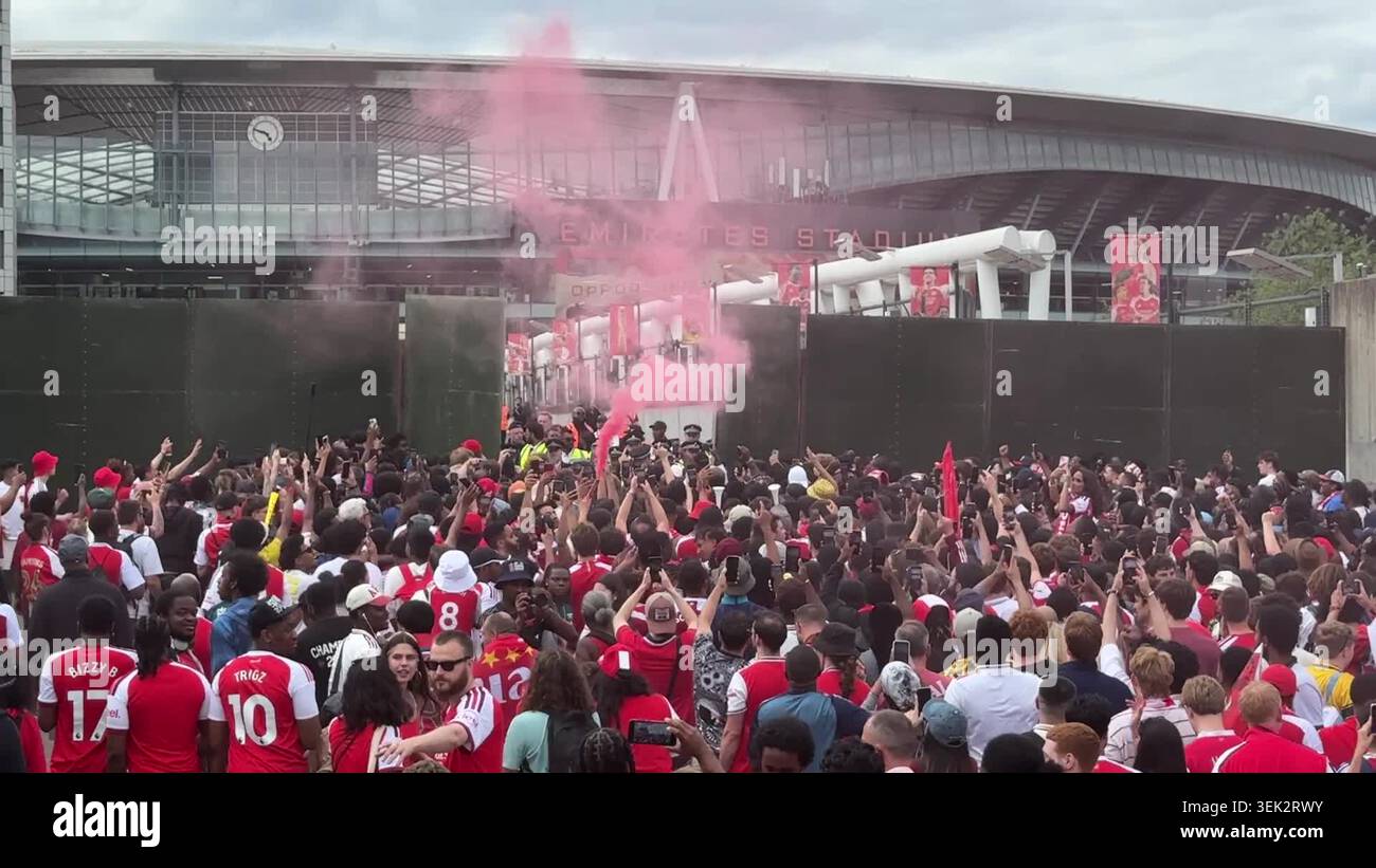 Arsenal fans try to enter Emirates premises following Premier League ...