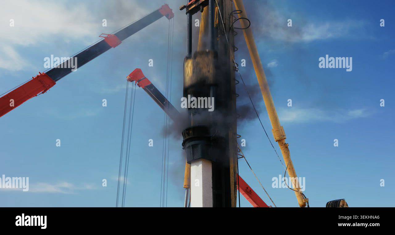 Pile driving rig with hydraulic hammer Stock Video Footage - Alamy