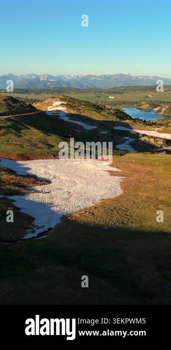 Vertical Screen: Beartooth Highway in Montana USA winds through alpine ...