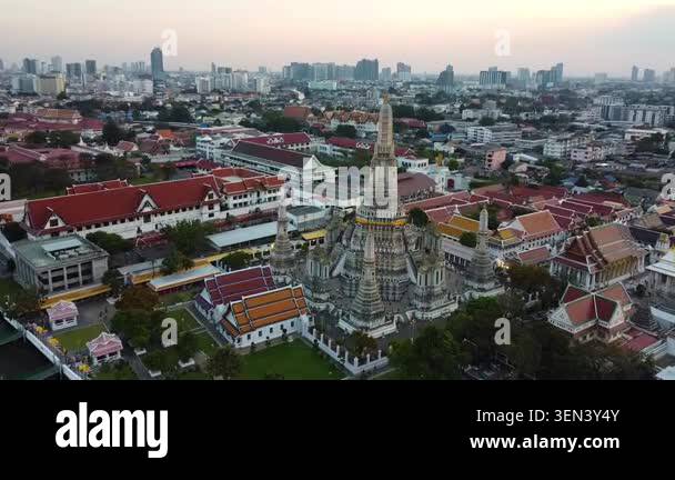 Aerial view of wat arun ratchawararam ratchawaramahawihan, the temple ...