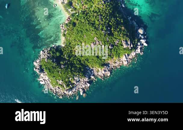 Stunning aerial drone view of koh nang yuan island near koh tao in ...