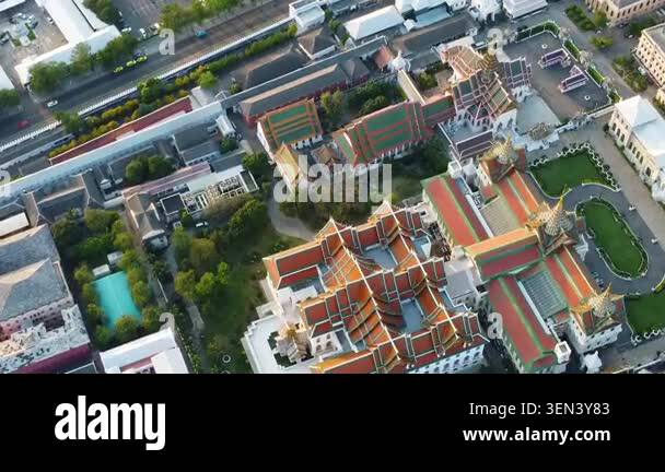 High altitude aerial view slowly rotating over the grand palace and wat ...