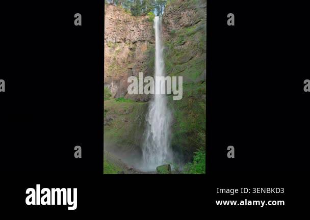 Columbia River Gorge, Oregon, USA - 04.28.2026: Multnomah Falls Stock ...
