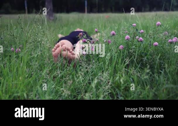 Legs in the grass women's white on a green background move, and ...