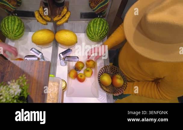 Wash the apples under the water tap, place the juicy apples in a plate ...