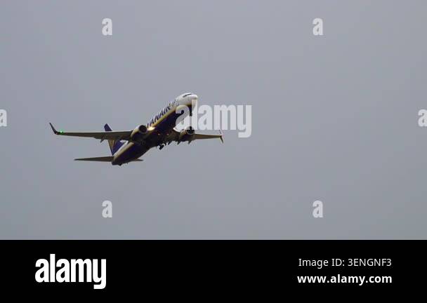 VALENCIA, SPAIN - MAY 31, 2026: A Ryanair Boeing 737 narrow body ...