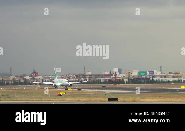 VALENCIA, SPAIN - JUNE 1, 2026: Transavia Boeing 737 aircraft taxiing ...