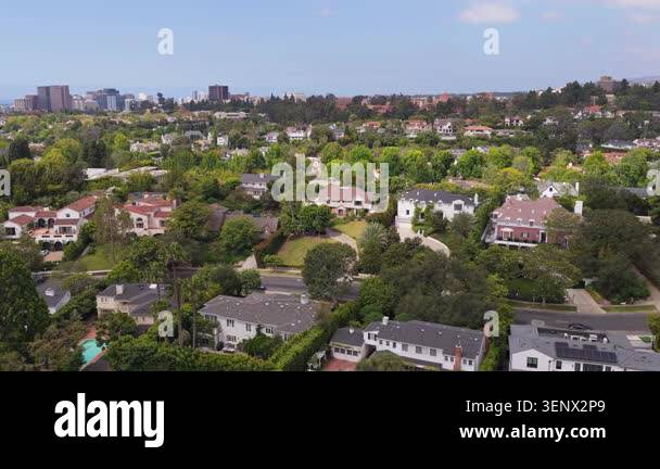 Luxurious real estate in Beverly Hills with expansive green lots ...