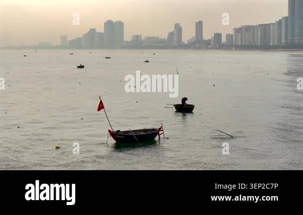Vietnamese Fishermen in Traditional Thung chai Boat. The Sea near Da ...