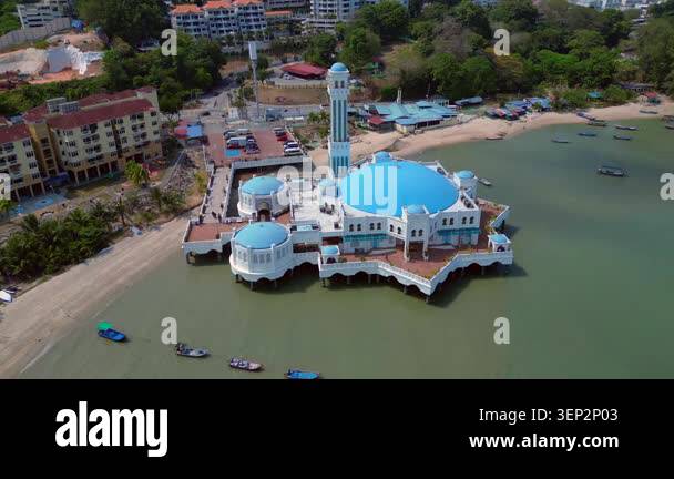 Sultan Ahmad Shah Mosque floating on the water with surrounding boats ...