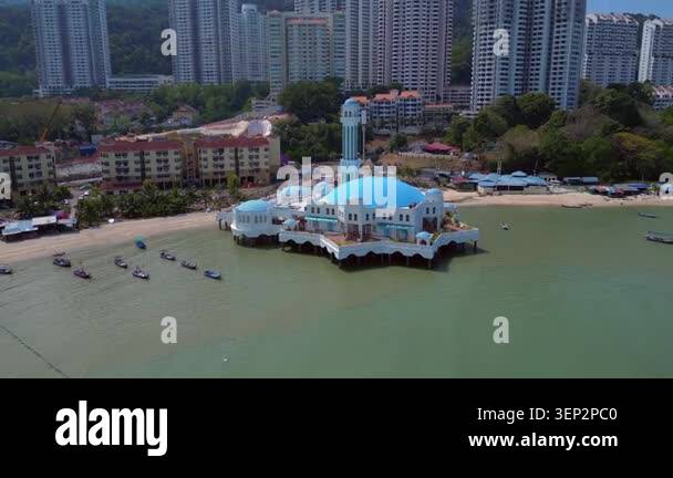 Sultan Ahmad Shah Mosque floating on the water with surrounding boats ...