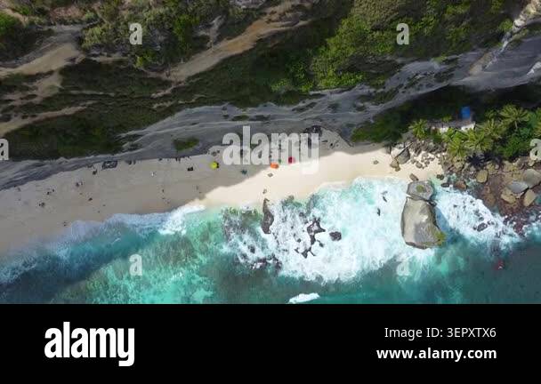 Picturesque aerial perspective of diamond beach in nusa penida, bali ...