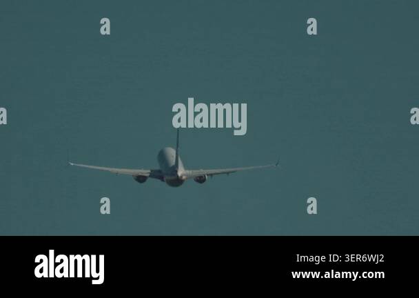 25 may 2026, Lisbon, Portugal - An airplane takes off and climbs into ...