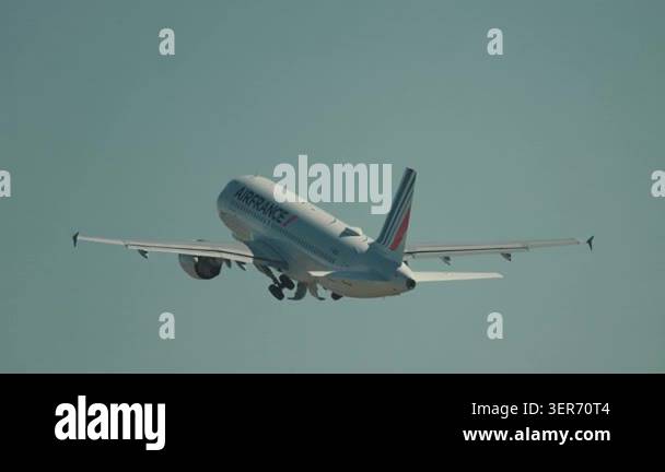25 may 2026, Lisbon, Portugal - A large Air France aircraft climbs into ...
