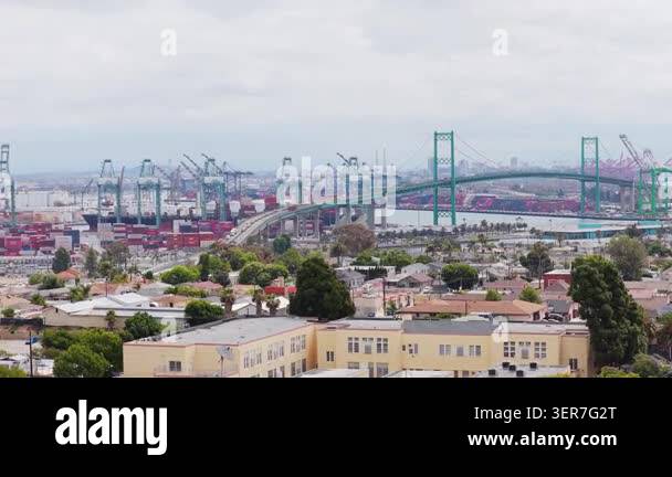 Port of Los Angeles revealing Vincent Thomas Bridge, container ships ...