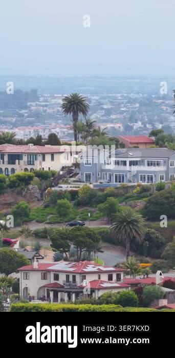 Luxury real estate properties sitting on top of Palos Verdes cliffs ...