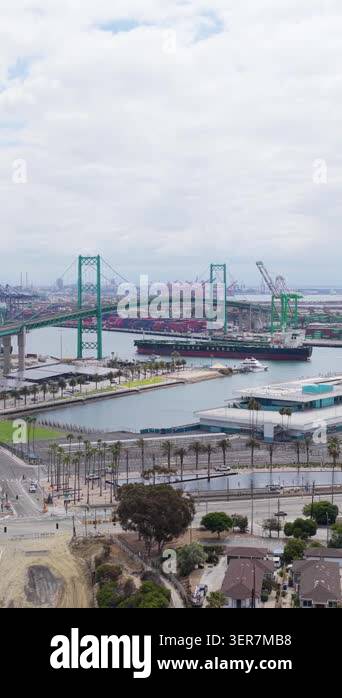 San Pedros Vincent Thomas Bridge connecting Terminal Island with harbor ...