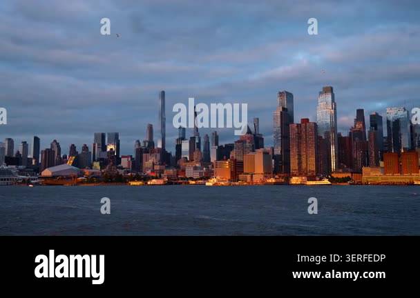 New York, USA, 22 May 2026: Midtown Manhattan skyline at golden hour ...