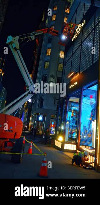New York, USA, 5 November 2025: Cherry picker raised beside a retail ...