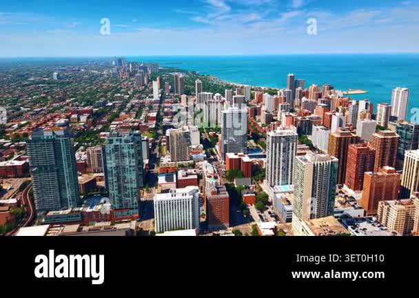 Green urban landscape of Chicago, Illinois, USA along the turquoise ...