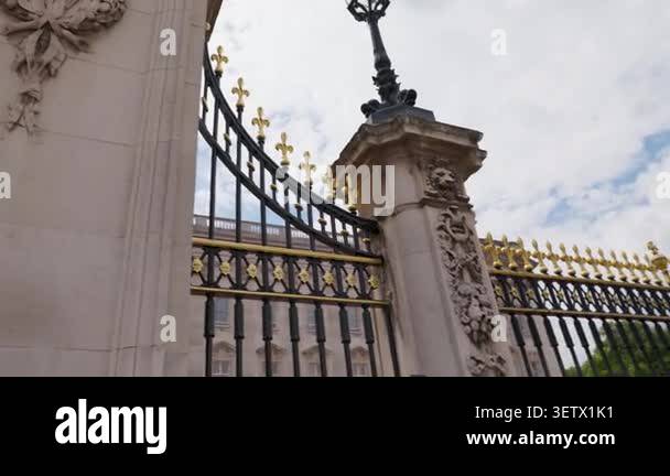 Buckingham Palace Stone Pillar Carving And Iron Gate London. High ...