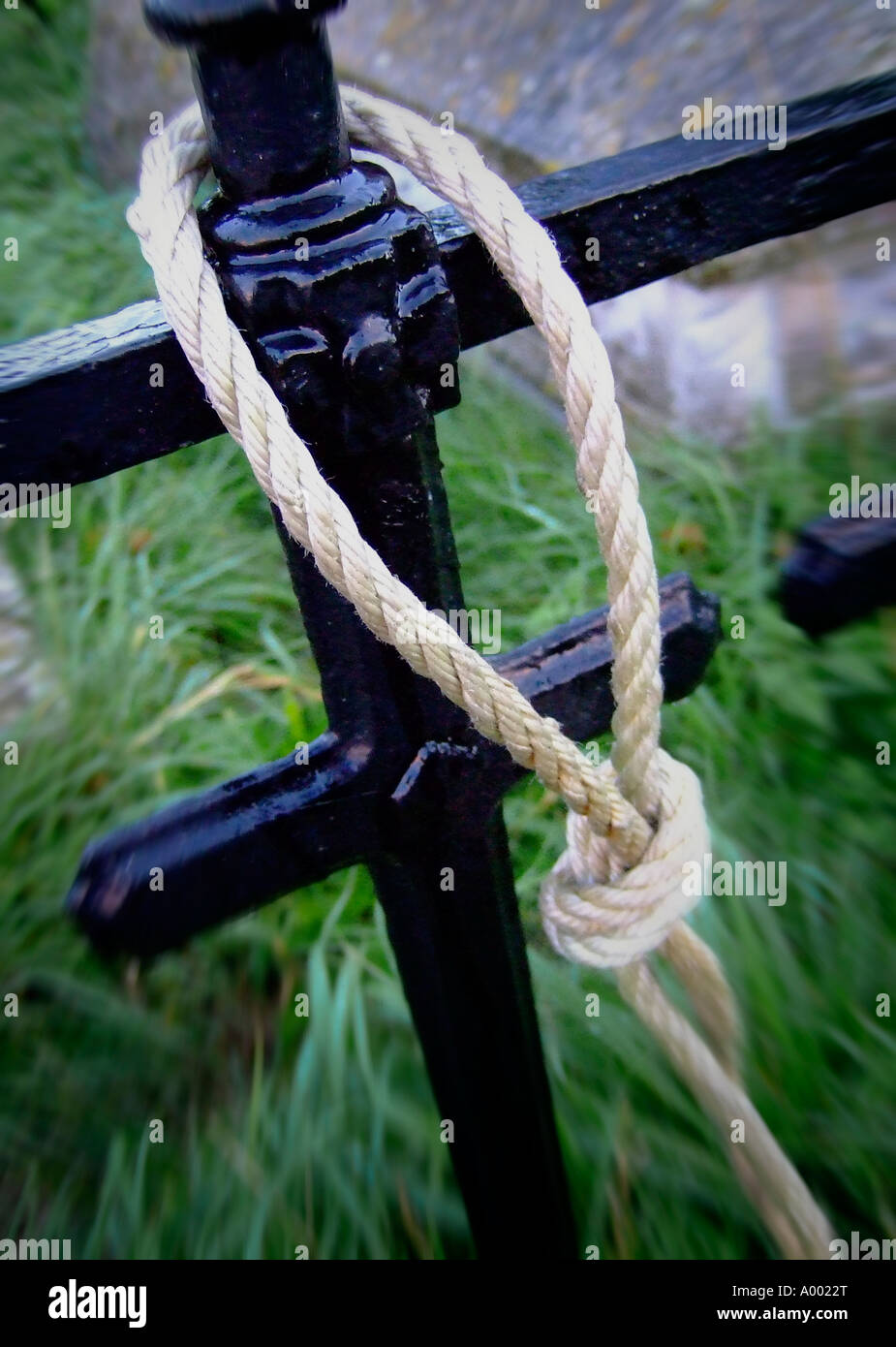 rope tied around iron post Stock Photo - Alamy