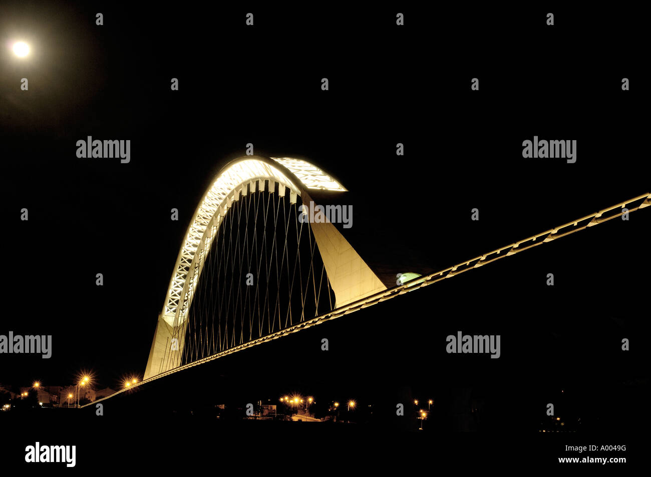Lusitania bridge over Guadiana River Nith view Mérida Badajoz province ...