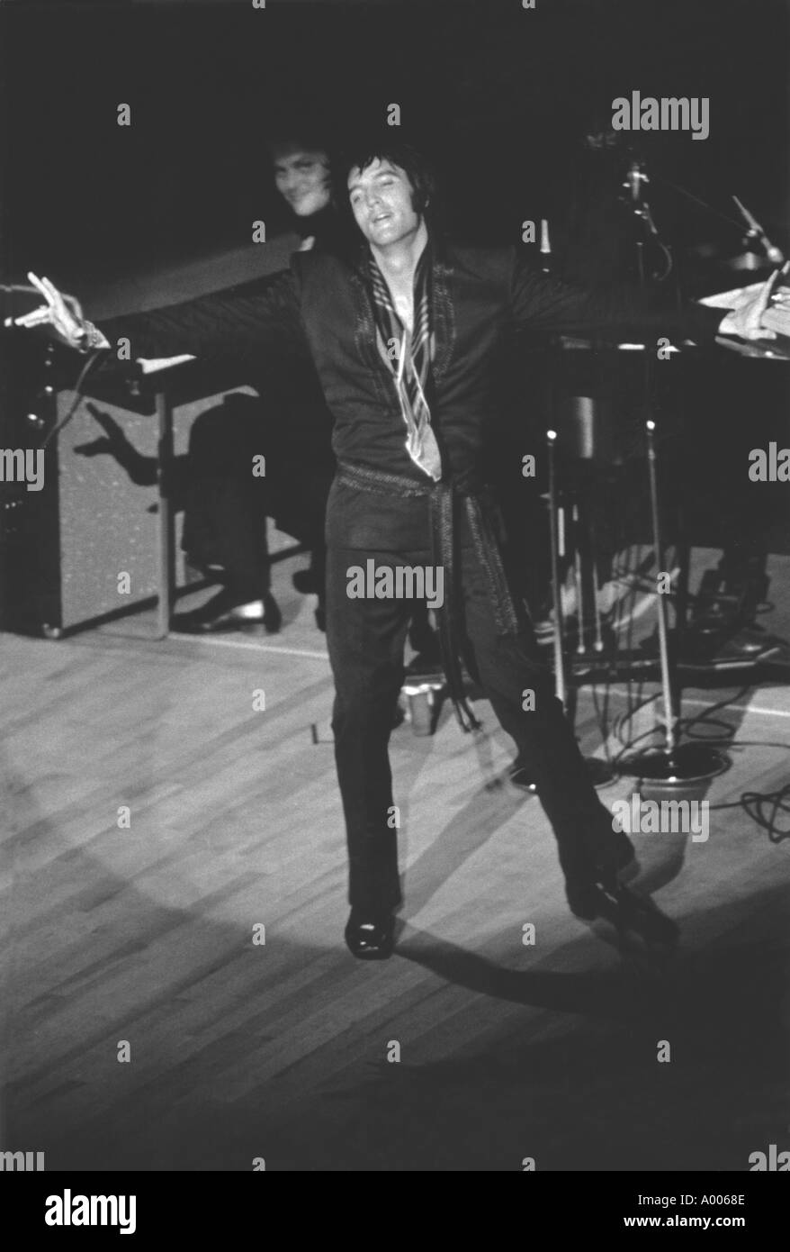 Elvis presley singing hi-res stock photography and images - Alamy