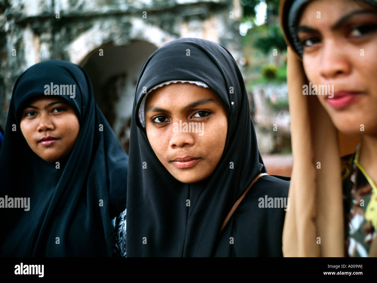 Veiled women hi-res stock photography and images - Alamy