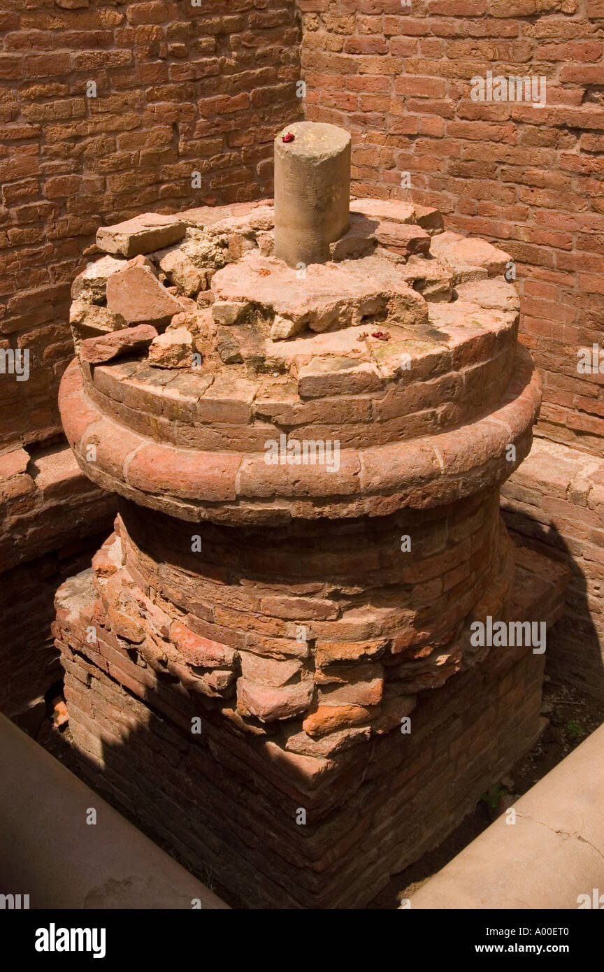 Ruins of ancient Sarnath Buddhist stupas and monasteries in Varanasi ...