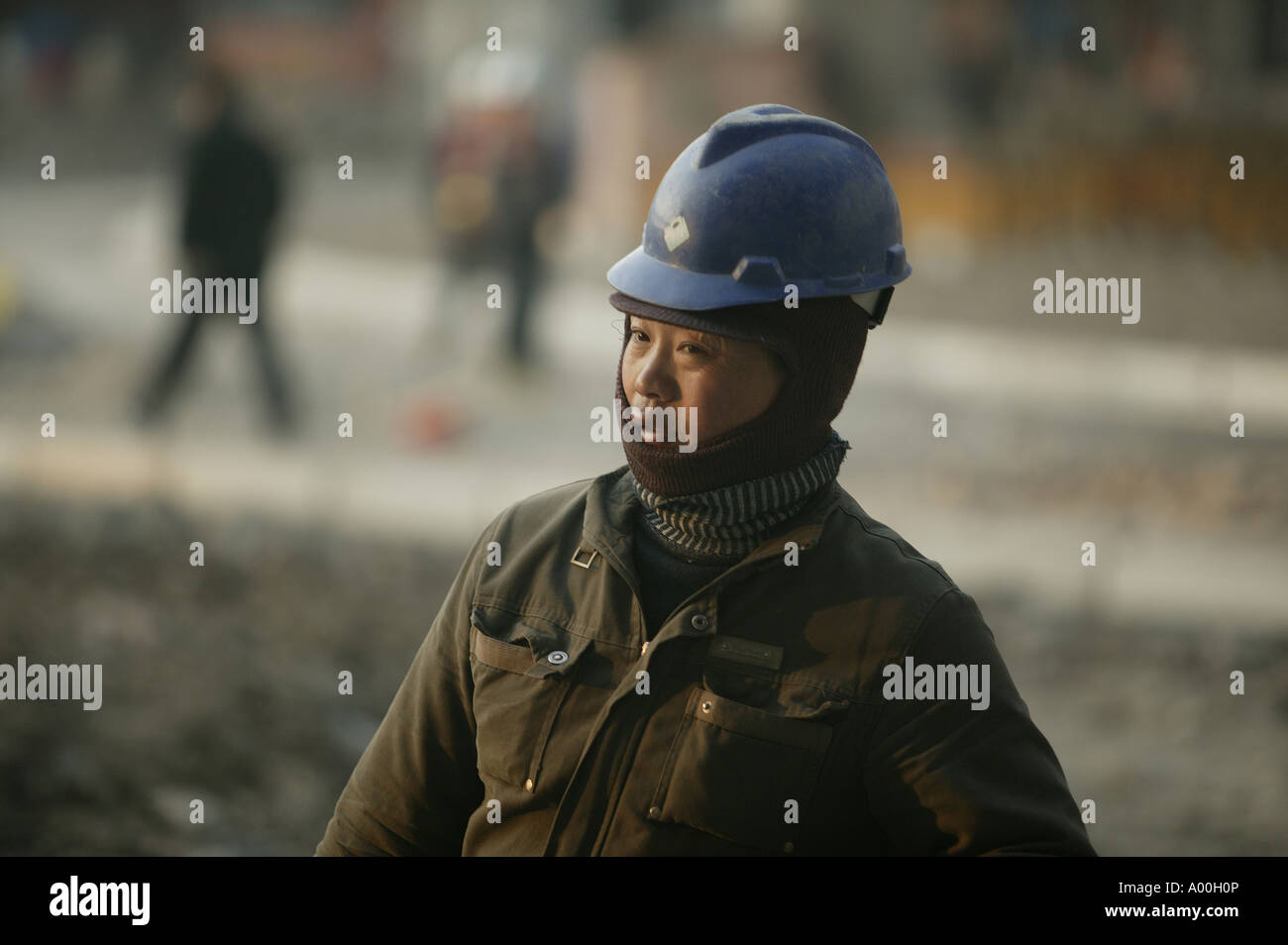 Chinese man construction worker hat hi-res stock photography and images ...