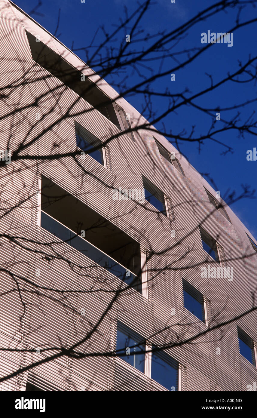 Albion Riverside building: curvaceous, asymmetrical crescent of glass ...