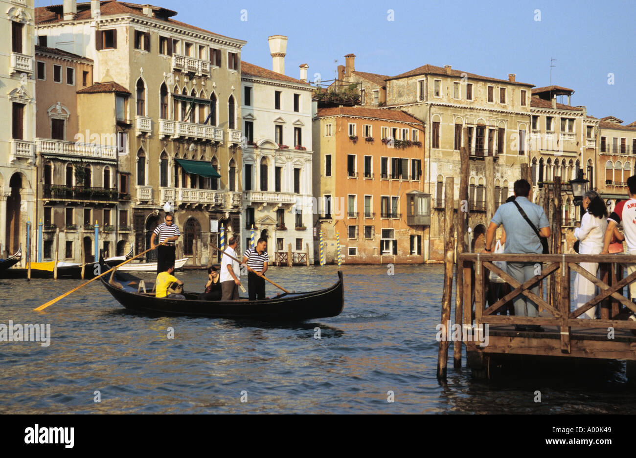 Traghetto gondola on Grand Canal at Pesheria crossing Venice Italy ...