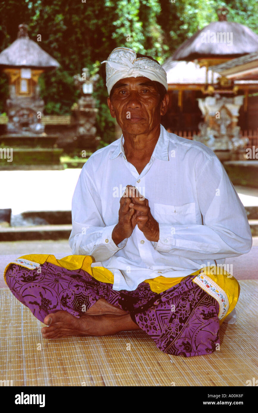 local man praying at a temple in bali indonesia Stock Photo - Alamy