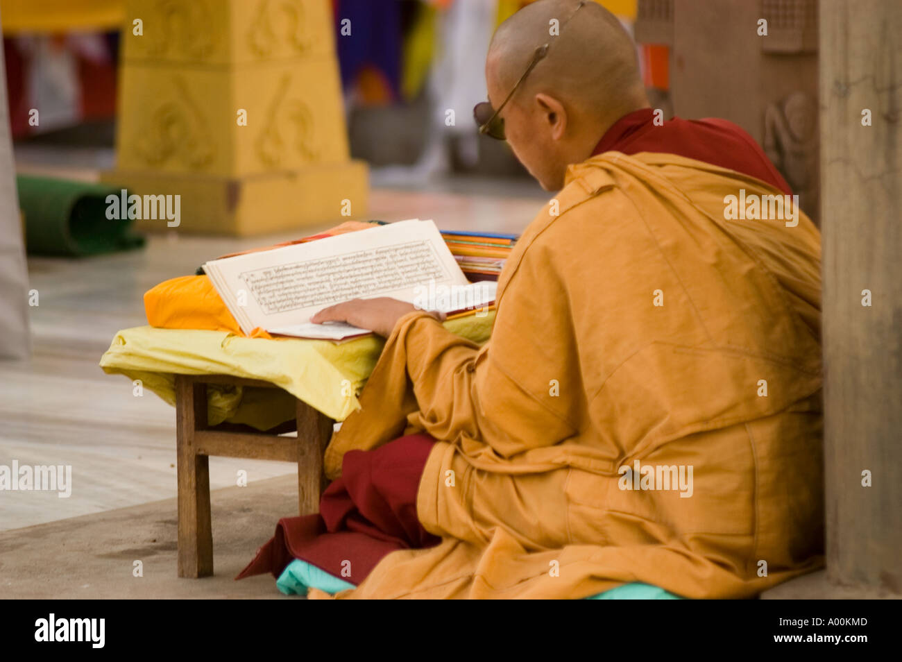 Tibetan monk praying mahabodhi hi-res stock photography and images - Alamy