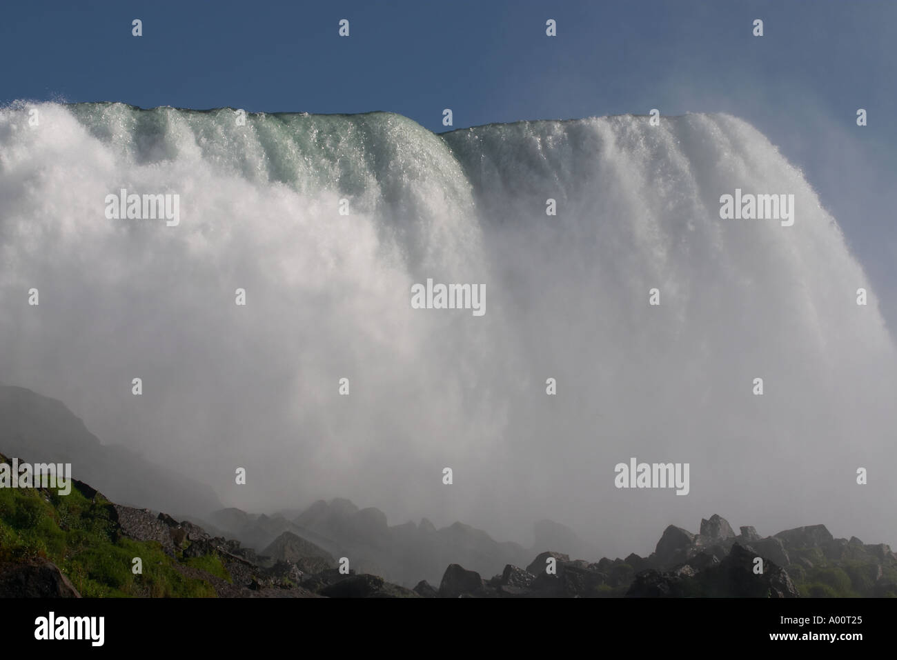 Niagara falls looking up hi-res stock photography and images - Alamy