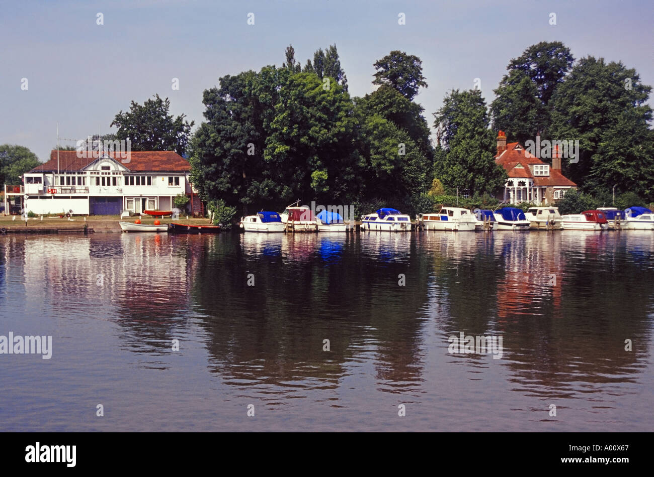 Cookham Berkshire River Thames Riverside Houses High Resolution Stock ...