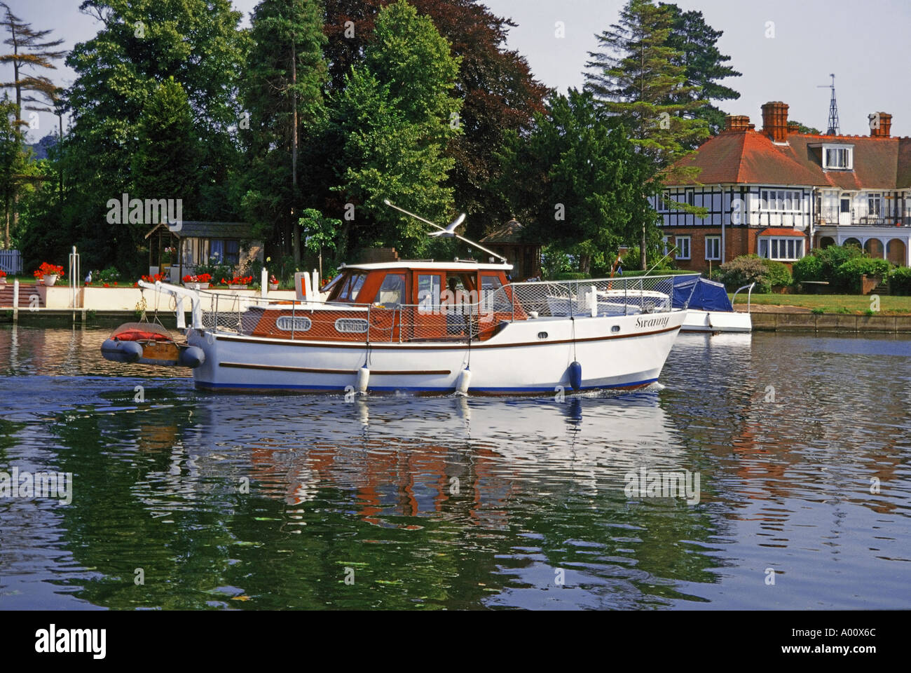 Cookham Berkshire River Thames Riverside Houses High Resolution Stock ...
