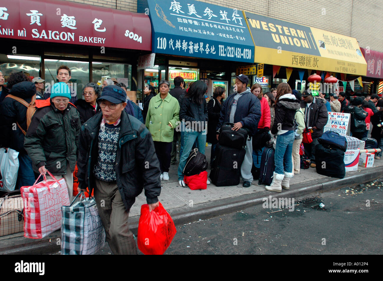 Thanksgiving travelers board buses in Chinatown on Market Street Stock ...